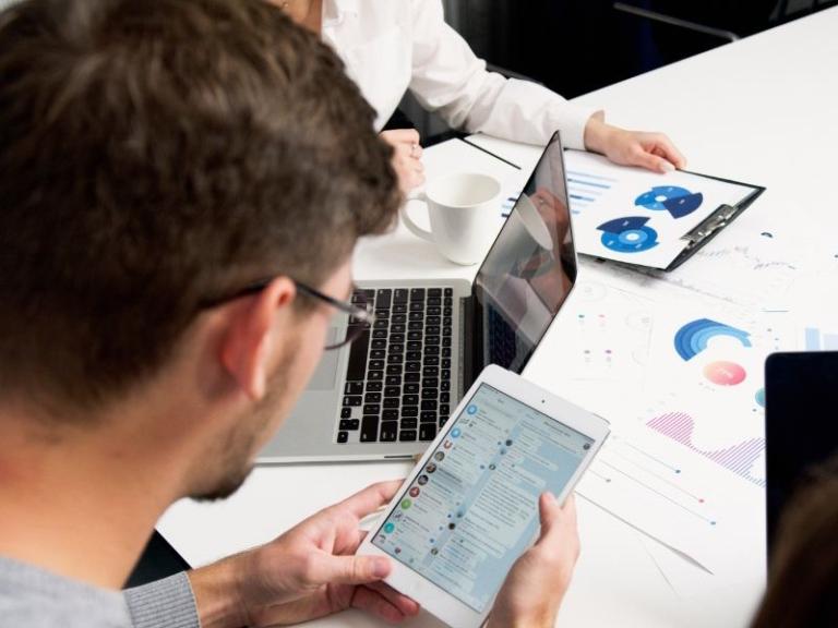 Earned média : définition, application et conseils